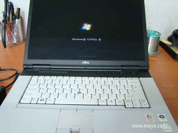 노트북수리 - 광주에서 직접방문 후지쯔 E8490 화면깨짐증상의 노트북수리
